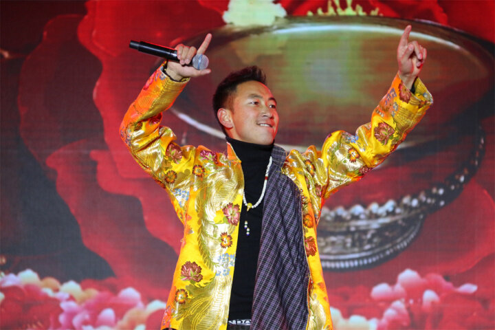 本土歌手唱家乡演唱会落下帷幕_香格里拉网